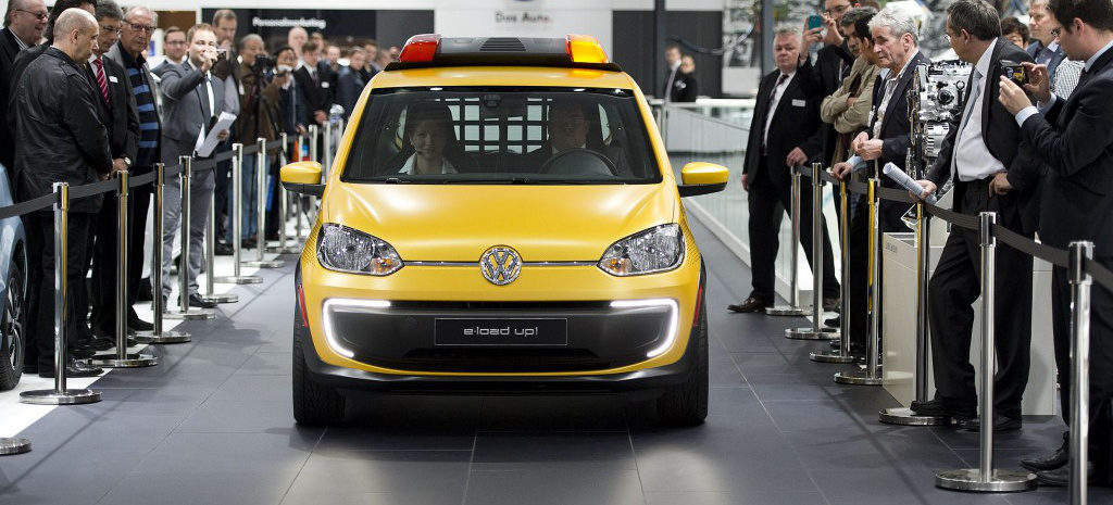 Follow me: VW e-load up! als Flughafen-Lotsenfahrzeug: Volkswagen ...