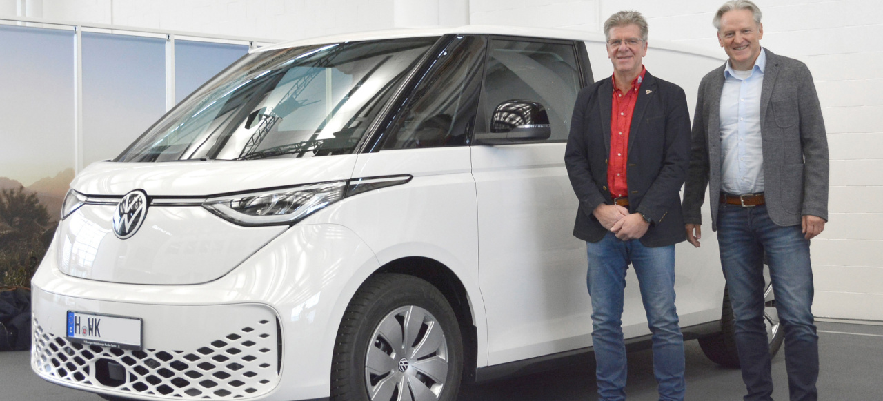 Erster VW-Kunde fährt e-Bulli: VW ID. Buzz Auslieferung gestartet ...