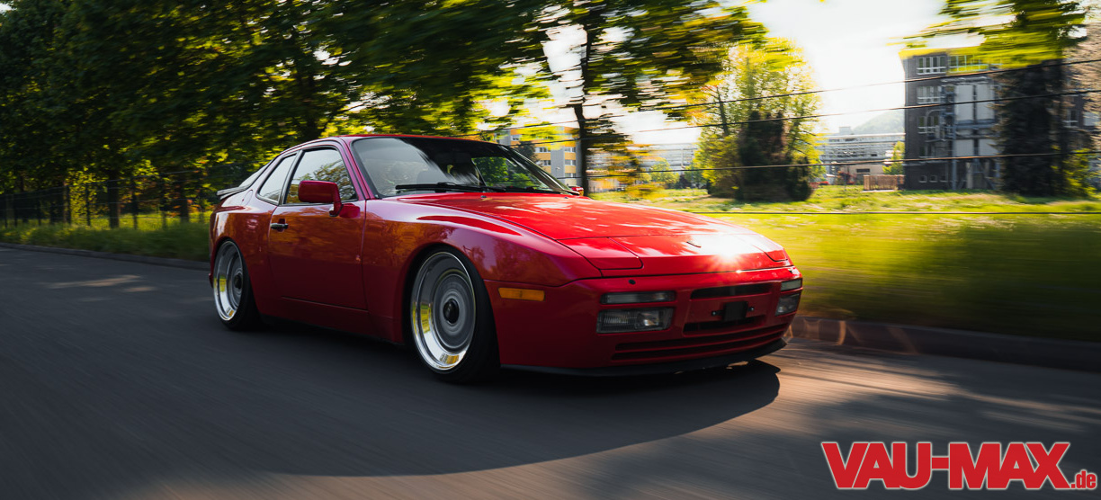 Rot steht ihm gut: Eleganter und tiefer Porsche 944 Turbo mit gepimpten ...