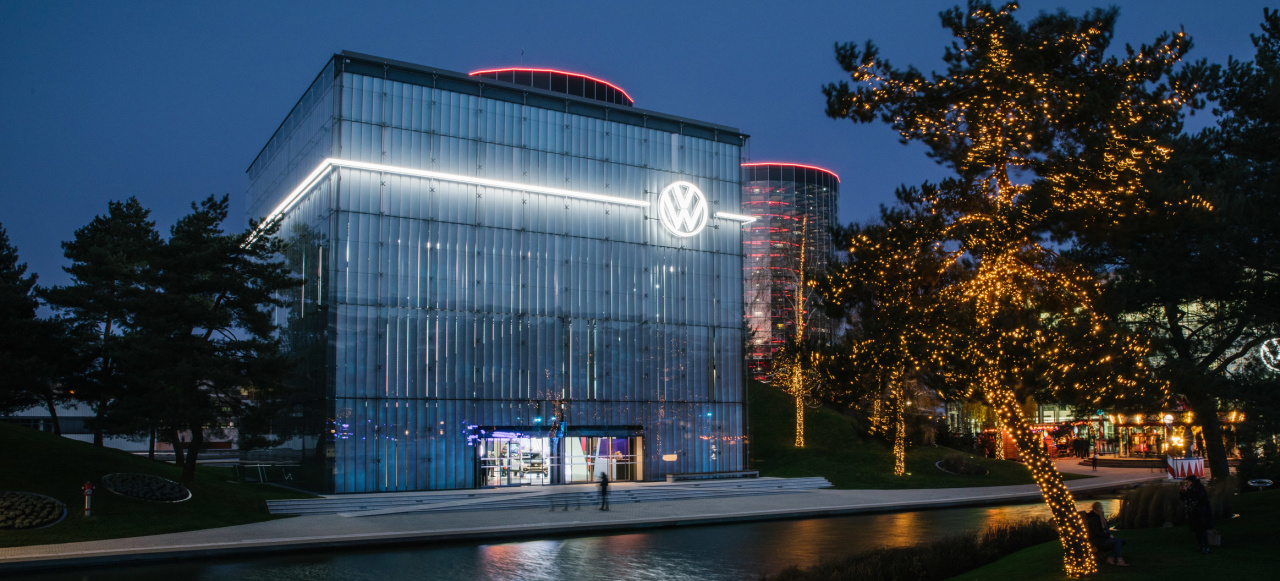 Neues VW-Design in der Autostadt: VW Golf 8 im Volkswagen-Pavillon ...