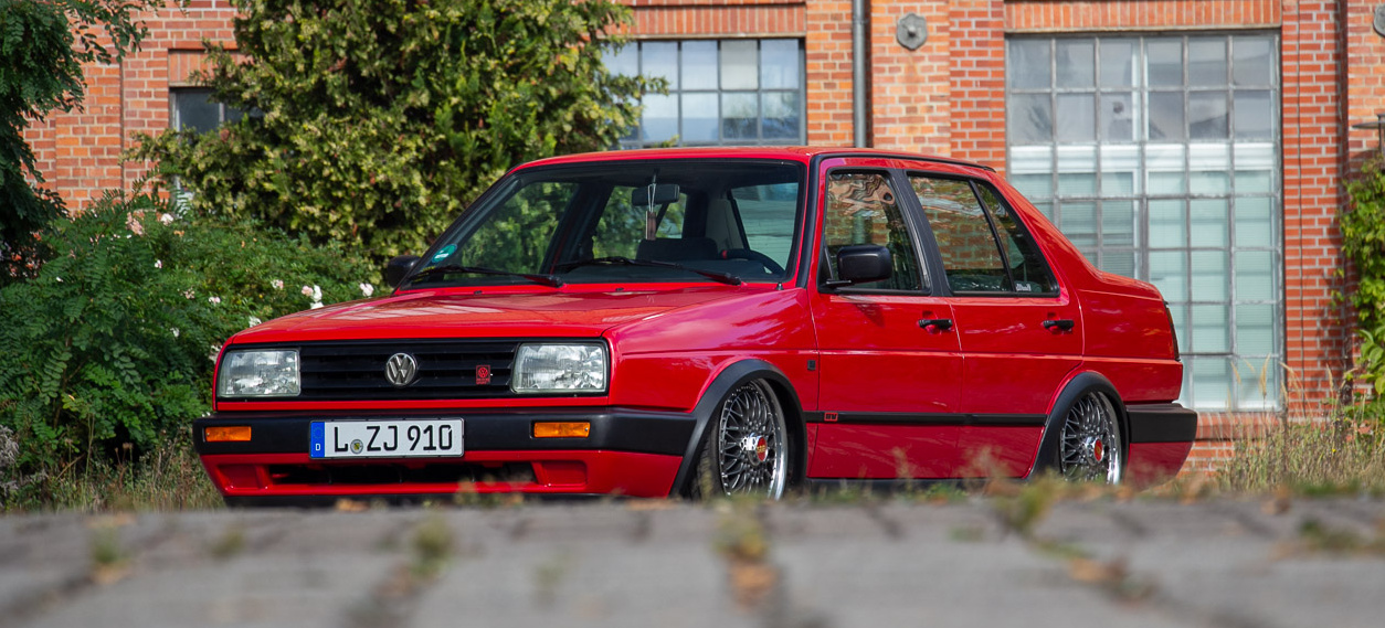 Rucksack-Golf stufenlos tiefergelegt: Tornadoroter VW Jetta 2 mit Luft ...