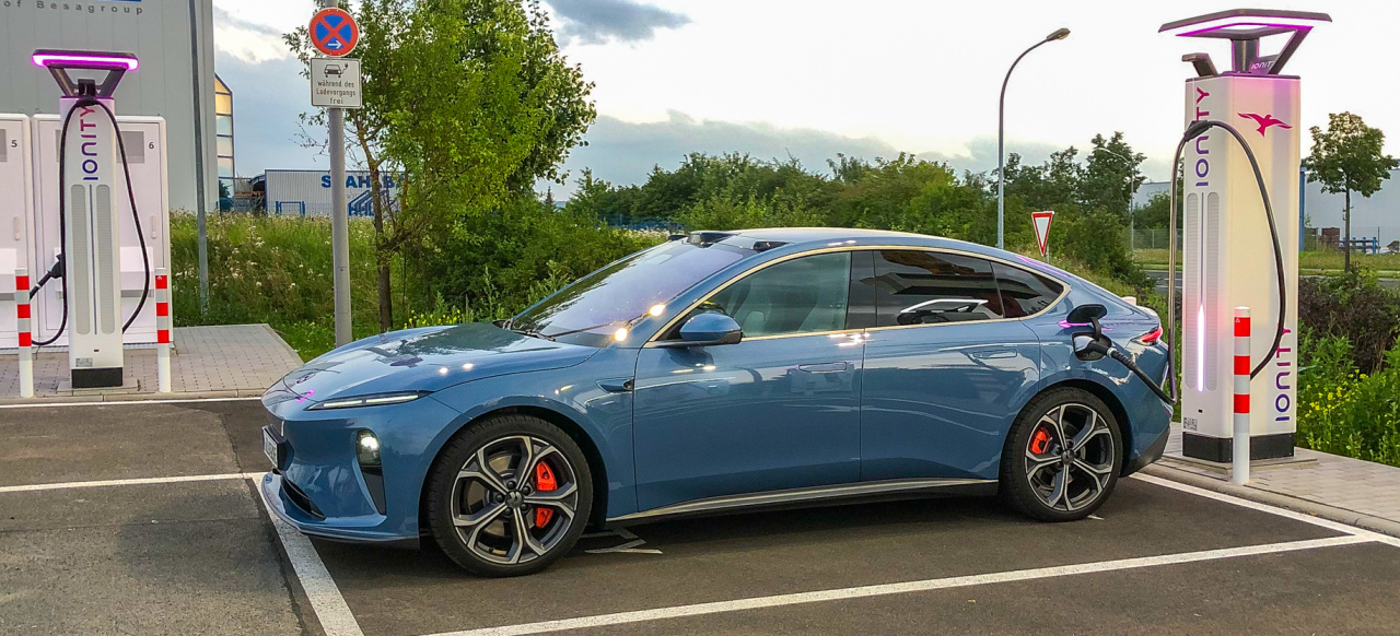 ADAC untersucht 235 Elektro-Fahrzeuge: Vorn, hinten, rechts oder links ...