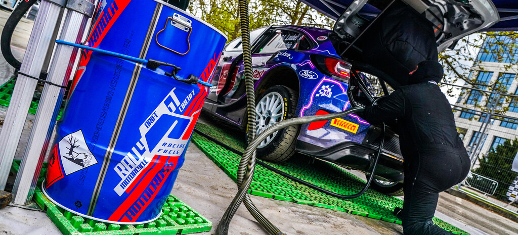 Verbrenner sauber weiterfahren: E-Fuels sind startbereit: Klima-Sprit ...